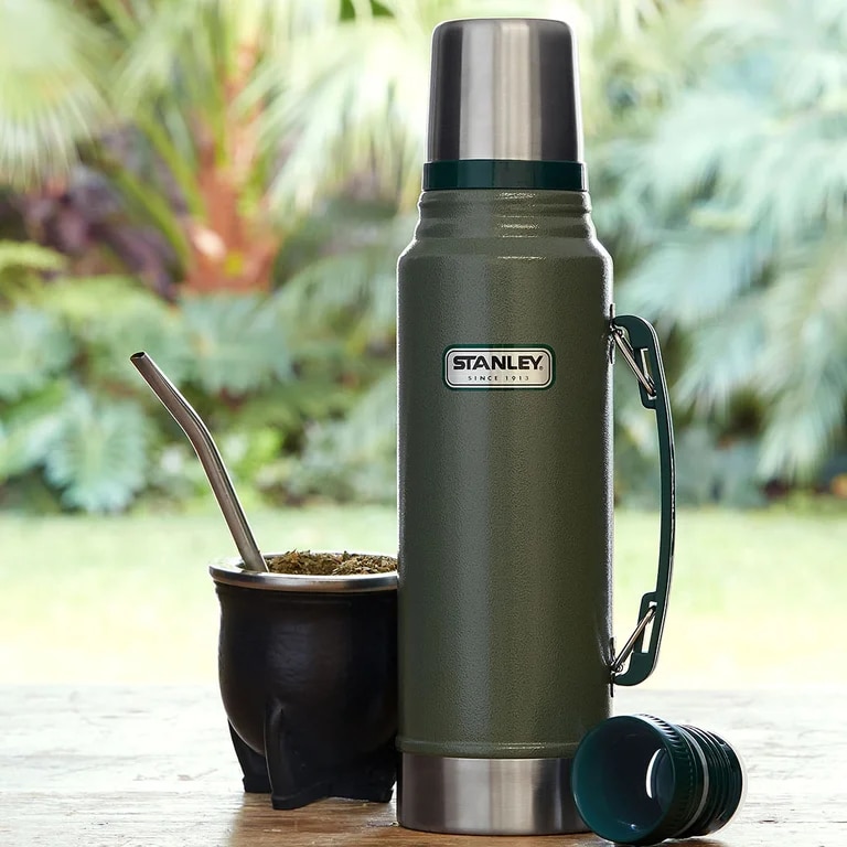 Conoce la marca detrás de los populares termos Stanley ...